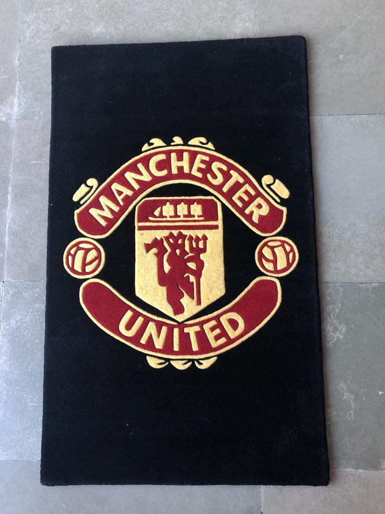 Manchester United Crest - Jet Black Rug – The Peppy Door